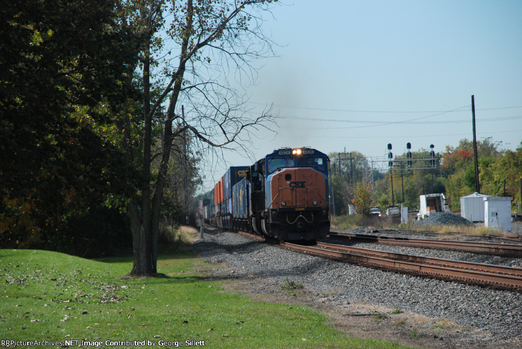 CSX 4826 takes another intermodel east in notch 8.